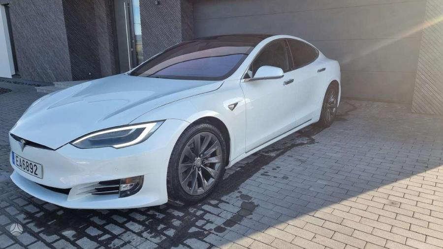 White Tesla Model S 2017 in Kaunas, with an engine capacity of 0.00 L and mileage of 164 thousand km for 17500 €, photo 6 on AUTOMOTO.COM.LV