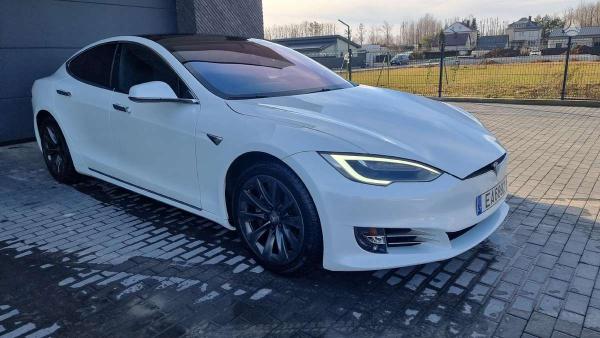 White Tesla Model S 2017 in Kaunas, with an engine capacity of 0.00 L and mileage of 164 thousand km for 17500 €, photo 9 on AUTOMOTO.COM.LV