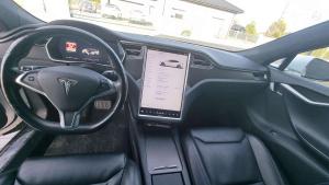 White Tesla Model S 2017 in Kaunas, with an engine capacity of 0.00 L and mileage of 164 thousand km for 17500 €, photo 14 on AUTOMOTO.COM.LV