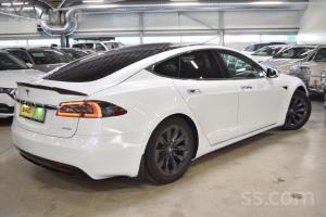 White Tesla Model S 2017 in Riga, with an engine capacity of 0.00 L and mileage of 184 thousand km for 24900 €, photo 3 on AUTOMOTO.COM.LV