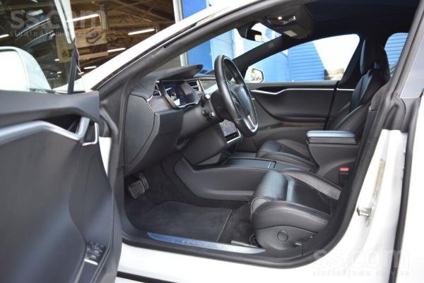 White Tesla Model S 2017 in Riga, with an engine capacity of 0.00 L and mileage of 184 thousand km for 24900 €, photo 3 on AUTOMOTO.COM.LV