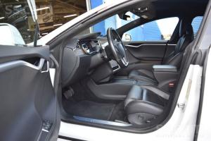 White Tesla Model S 2017 in Riga, with an engine capacity of 0.00 L and mileage of 184 thousand km for 24900 €, photo 4 on AUTOMOTO.COM.LV