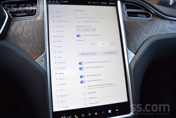 White Tesla Model S 2017 in Riga, with an engine capacity of 0.00 L and mileage of 184 thousand km for 24900 €, photo 9 on AUTOMOTO.COM.LV
