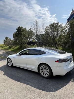 White Tesla Model S 2017 in Kaunas, with an engine capacity of 0.00 L and mileage of 175 thousand km for 18600 €, photo 5 on AUTOMOTO.COM.LV