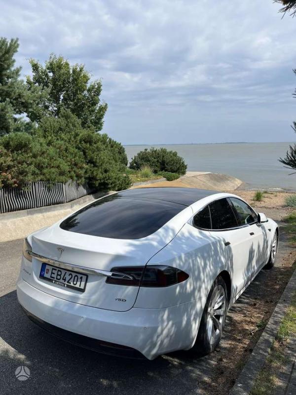 White Tesla Model S 2017 in Kaunas, with an engine capacity of 0.00 L and mileage of 175 thousand km for 18600 €, photo 6 on AUTOMOTO.COM.LV
