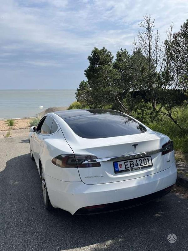 White Tesla Model S 2017 in Kaunas, with an engine capacity of 0.00 L and mileage of 175 thousand km for 18600 €, photo 9 on AUTOMOTO.COM.LV