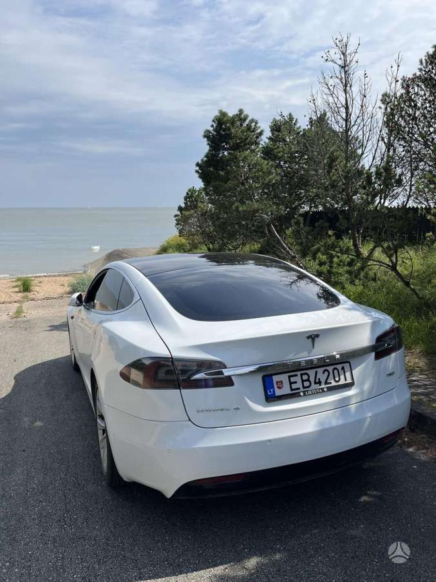 White Tesla Model S 2017 in Kaunas, with an engine capacity of 0.00 L and mileage of 175 thousand km for 18600 €, photo 9 on AUTOMOTO.COM.LV