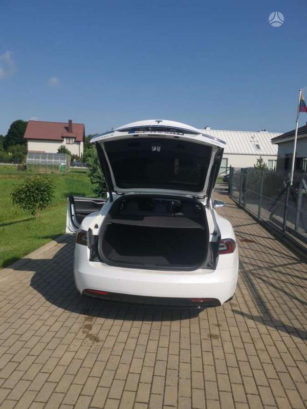 White Tesla Model S 2017 in Kaunas, with an engine capacity of 0.00 L and mileage of 175 thousand km for 18600 €, photo 10 on AUTOMOTO.COM.LV