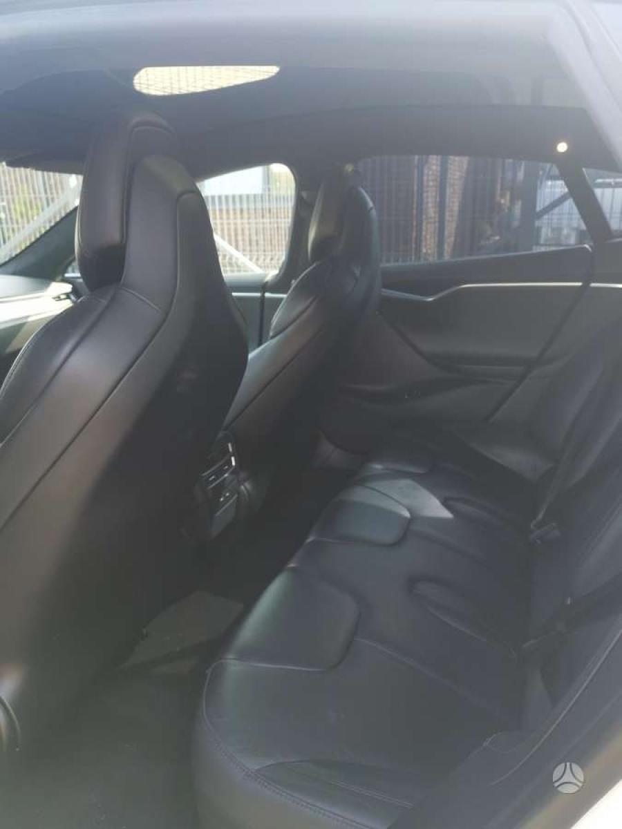 White Tesla Model S 2017 in Kaunas, with an engine capacity of 0.00 L and mileage of 175 thousand km for 18600 €, photo 17 on AUTOMOTO.COM.LV