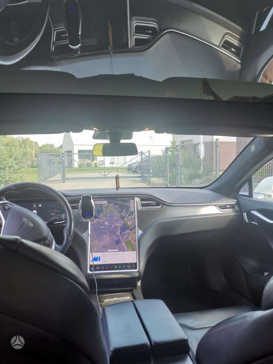White Tesla Model S 2017 in Kaunas, with an engine capacity of 0.00 L and mileage of 175 thousand km for 18600 €, photo 18 on AUTOMOTO.COM.LV