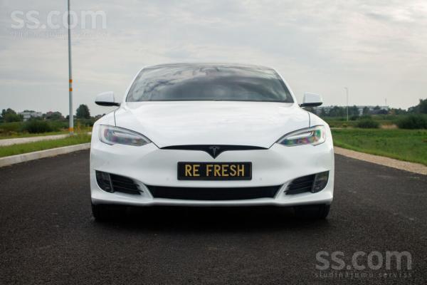 White Tesla Model S 2017 in Jelgava, with an engine capacity of 0.00 L and mileage of 166 thousand km for 18400 €, photo 3 on AUTOMOTO.COM.LV
