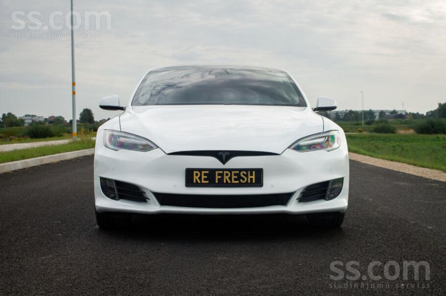White Tesla Model S 2017 in Jelgava, with an engine capacity of 0.00 L and mileage of 166 thousand km for 19500 €, photo 3 on AUTOMOTO.COM.LV