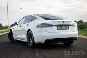 White Tesla Model S 2017 in Jelgava, with an engine capacity of 0.00 L and mileage of 166 thousand km for 19500 €, photo 5 on AUTOMOTO.COM.LV