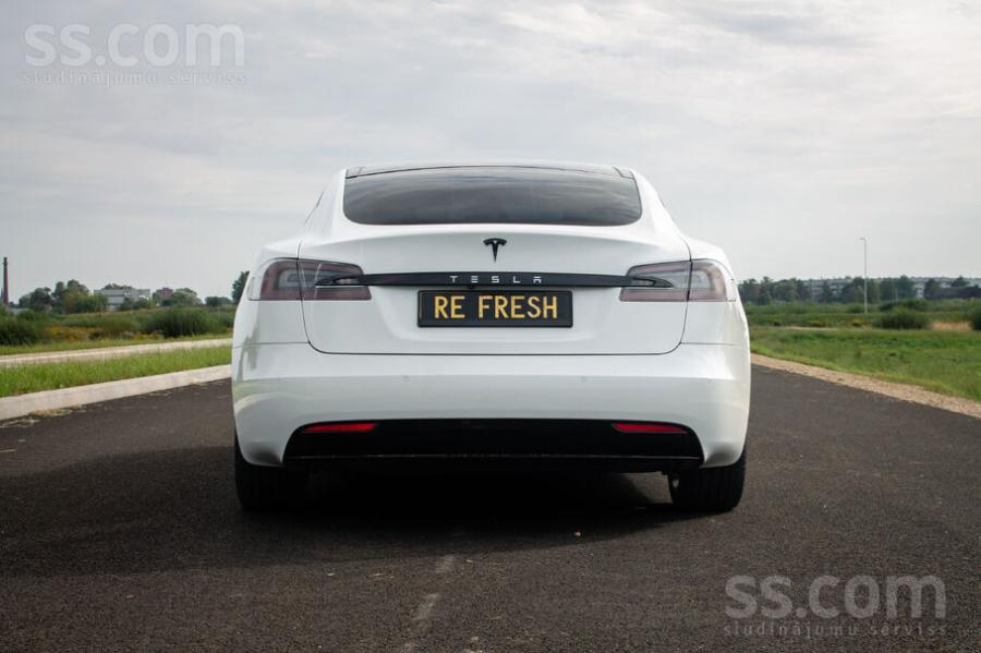 White Tesla Model S 2017 in Jelgava, with an engine capacity of 0.00 L and mileage of 166 thousand km for 19500 €, photo 6 on AUTOMOTO.COM.LV