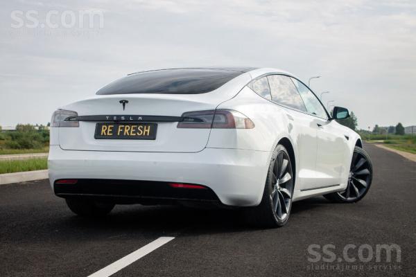 White Tesla Model S 2017 in Jelgava, with an engine capacity of 0.00 L and mileage of 166 thousand km for 18400 €, photo 7 on AUTOMOTO.COM.LV