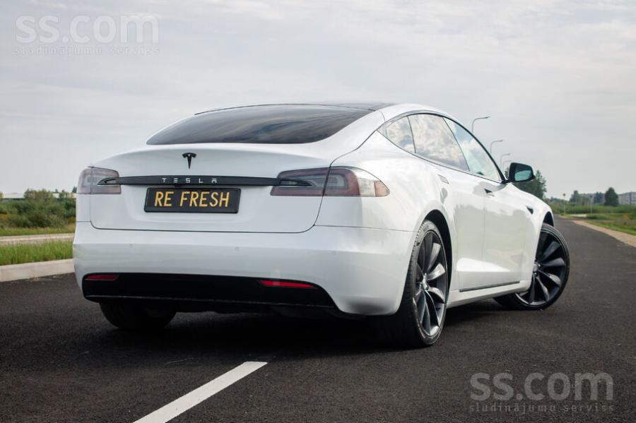 White Tesla Model S 2017 in Jelgava, with an engine capacity of 0.00 L and mileage of 166 thousand km for 19500 €, photo 7 on AUTOMOTO.COM.LV