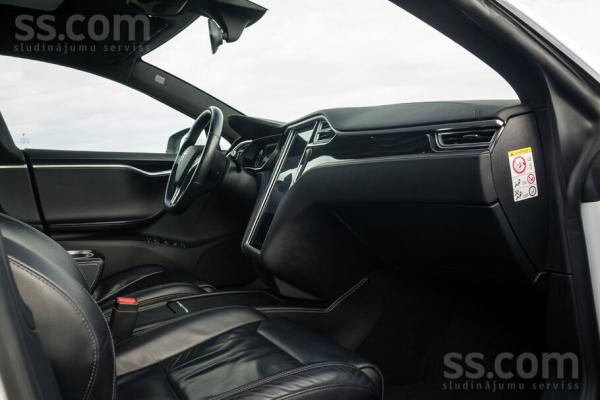 White Tesla Model S 2017 in Jelgava, with an engine capacity of 0.00 L and mileage of 166 thousand km for 18400 €, photo 8 on AUTOMOTO.COM.LV