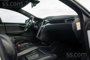 White Tesla Model S 2017 in Jelgava, with an engine capacity of 0.00 L and mileage of 166 thousand km for 19500 €, photo 8 on AUTOMOTO.COM.LV