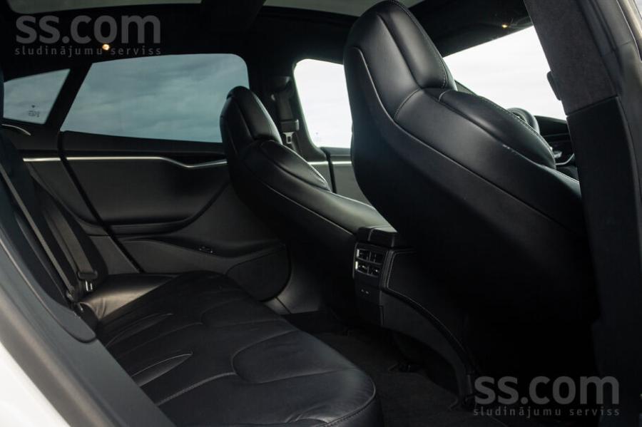 White Tesla Model S 2017 in Jelgava, with an engine capacity of 0.00 L and mileage of 166 thousand km for 19500 €, photo 9 on AUTOMOTO.COM.LV