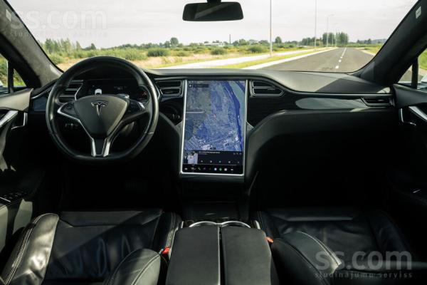 White Tesla Model S 2017 in Jelgava, with an engine capacity of 0.00 L and mileage of 166 thousand km for 18400 €, photo 10 on AUTOMOTO.COM.LV