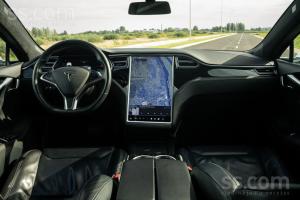 White Tesla Model S 2017 in Jelgava, with an engine capacity of 0.00 L and mileage of 166 thousand km for 19500 €, photo 10 on AUTOMOTO.COM.LV