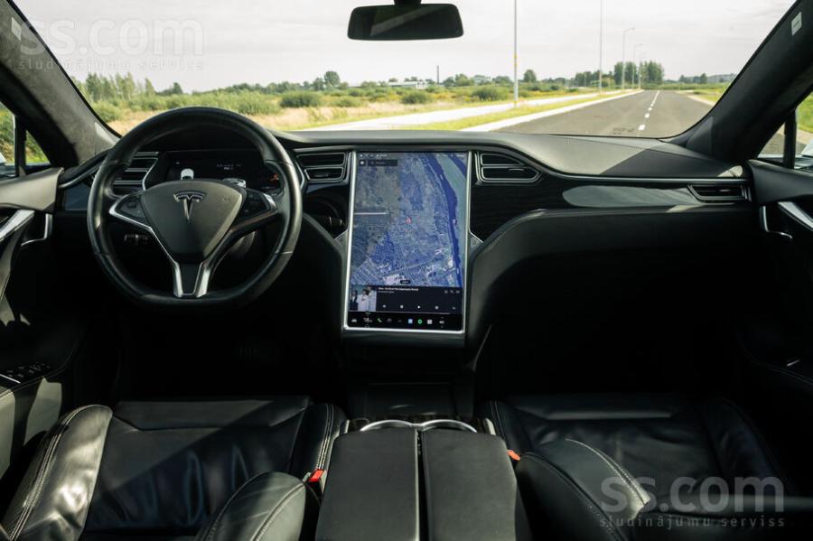 White Tesla Model S 2017 in Jelgava, with an engine capacity of 0.00 L and mileage of 166 thousand km for 19500 €, photo 10 on AUTOMOTO.COM.LV