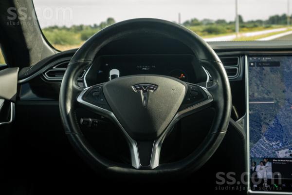 White Tesla Model S 2017 in Jelgava, with an engine capacity of 0.00 L and mileage of 166 thousand km for 18400 €, photo 11 on AUTOMOTO.COM.LV