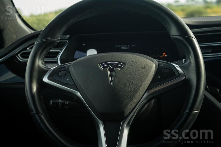 White Tesla Model S 2017 in Jelgava, with an engine capacity of 0.00 L and mileage of 166 thousand km for 19500 €, photo 12 on AUTOMOTO.COM.LV