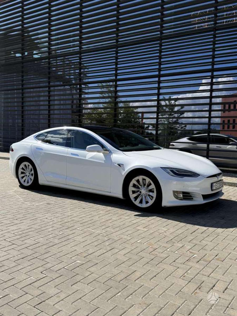White Tesla Model S 2017 in Klaipeda, with an engine capacity of 0.00 L and mileage of 133 thousand km for 20570 €, photo 4 on AUTOMOTO.COM.LV