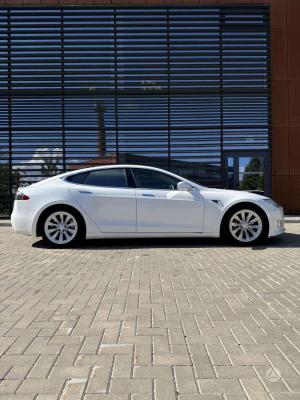 White Tesla Model S 2017 in Klaipeda, with an engine capacity of 0.00 L and mileage of 133 thousand km for 20570 €, photo 5 on AUTOMOTO.COM.LV