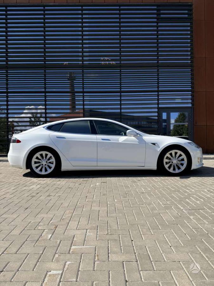White Tesla Model S 2017 in Klaipeda, with an engine capacity of 0.00 L and mileage of 133 thousand km for 20570 €, photo 5 on AUTOMOTO.COM.LV