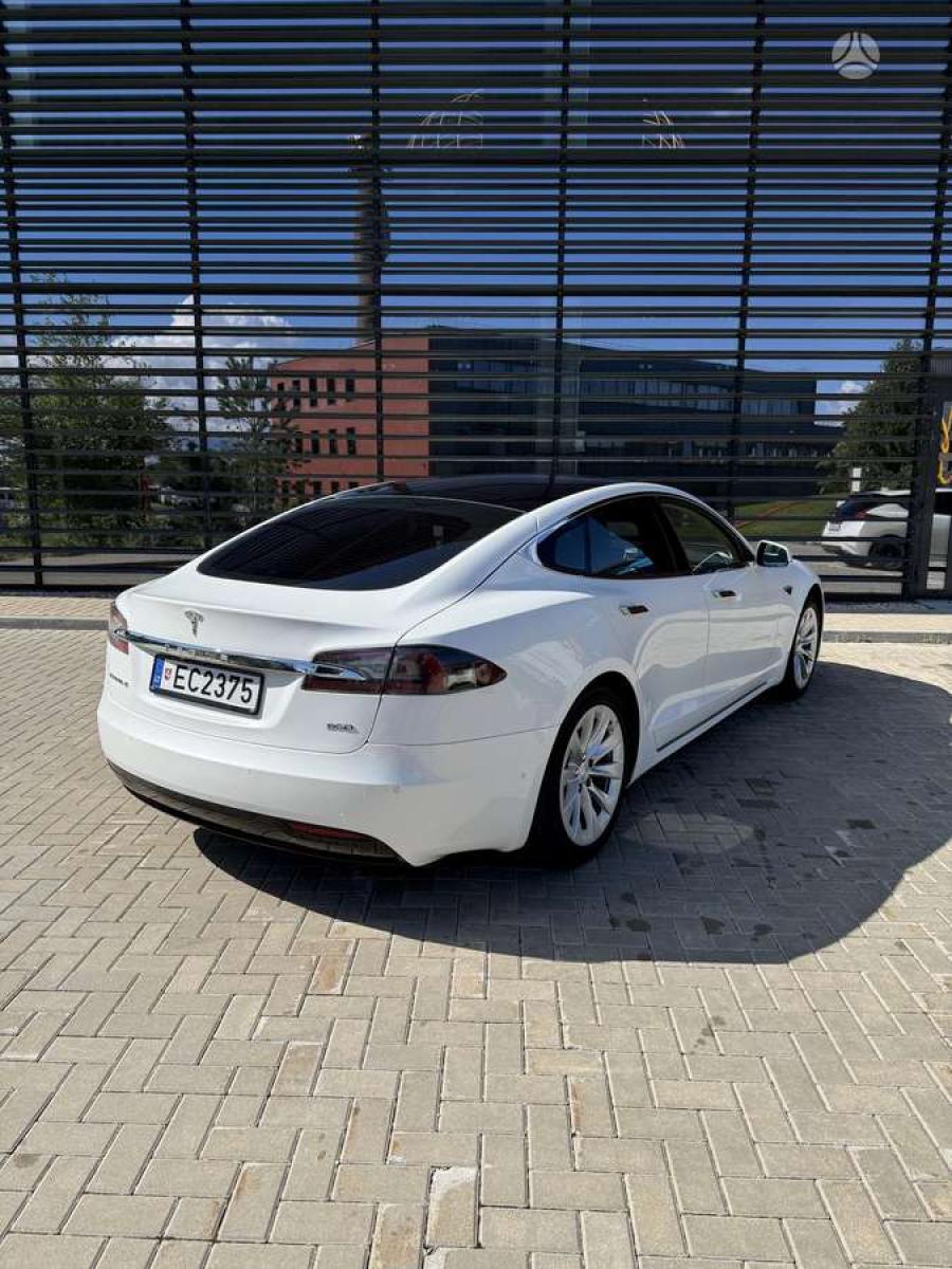 White Tesla Model S 2017 in Klaipeda, with an engine capacity of 0.00 L and mileage of 133 thousand km for 20570 €, photo 6 on AUTOMOTO.COM.LV