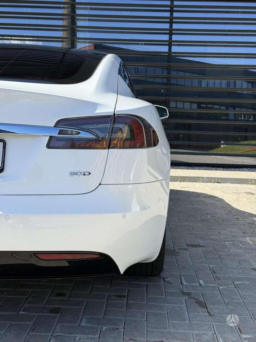 White Tesla Model S 2017 in Klaipeda, with an engine capacity of 0.00 L and mileage of 133 thousand km for 20570 €, photo 8 on AUTOMOTO.COM.LV