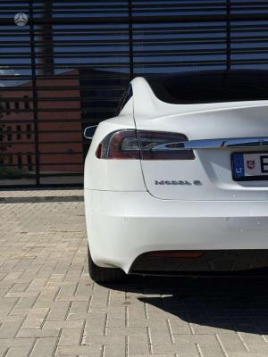 White Tesla Model S 2017 in Klaipeda, with an engine capacity of 0.00 L and mileage of 133 thousand km for 20570 €, photo 9 on AUTOMOTO.COM.LV