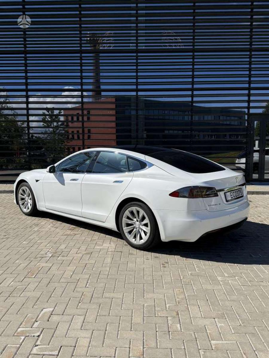 White Tesla Model S 2017 in Klaipeda, with an engine capacity of 0.00 L and mileage of 133 thousand km for 20570 €, photo 10 on AUTOMOTO.COM.LV