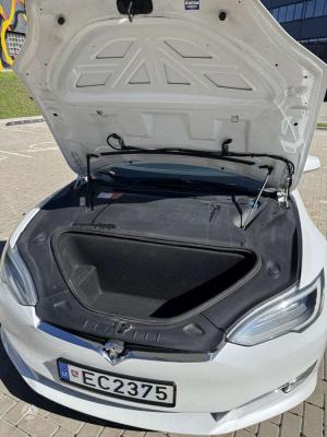 White Tesla Model S 2017 in Klaipeda, with an engine capacity of 0.00 L and mileage of 133 thousand km for 20570 €, photo 16 on AUTOMOTO.COM.LV