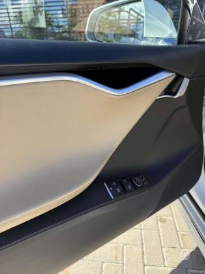 White Tesla Model S 2017 in Klaipeda, with an engine capacity of 0.00 L and mileage of 133 thousand km for 20570 €, photo 20 on AUTOMOTO.COM.LV