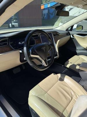 White Tesla Model S 2017 in Klaipeda, with an engine capacity of 0.00 L and mileage of 133 thousand km for 20570 €, photo 21 on AUTOMOTO.COM.LV