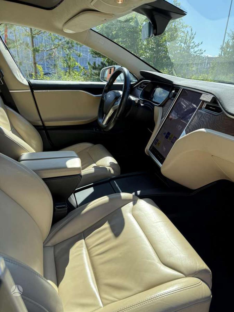 White Tesla Model S 2017 in Klaipeda, with an engine capacity of 0.00 L and mileage of 133 thousand km for 20570 €, photo 22 on AUTOMOTO.COM.LV