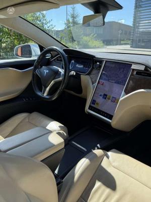 White Tesla Model S 2017 in Klaipeda, with an engine capacity of 0.00 L and mileage of 133 thousand km for 20570 €, photo 23 on AUTOMOTO.COM.LV