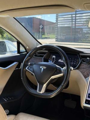 White Tesla Model S 2017 in Klaipeda, with an engine capacity of 0.00 L and mileage of 133 thousand km for 20570 €, photo 25 on AUTOMOTO.COM.LV