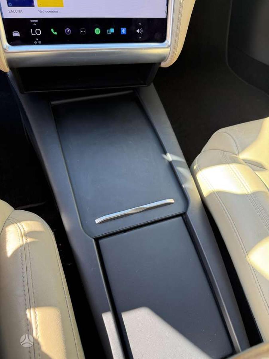 White Tesla Model S 2017 in Klaipeda, with an engine capacity of 0.00 L and mileage of 133 thousand km for 20570 €, photo 28 on AUTOMOTO.COM.LV