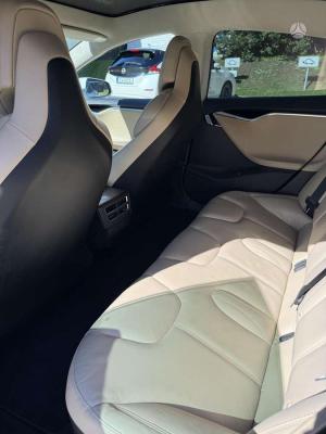 White Tesla Model S 2017 in Klaipeda, with an engine capacity of 0.00 L and mileage of 133 thousand km for 20570 €, photo 30 on AUTOMOTO.COM.LV
