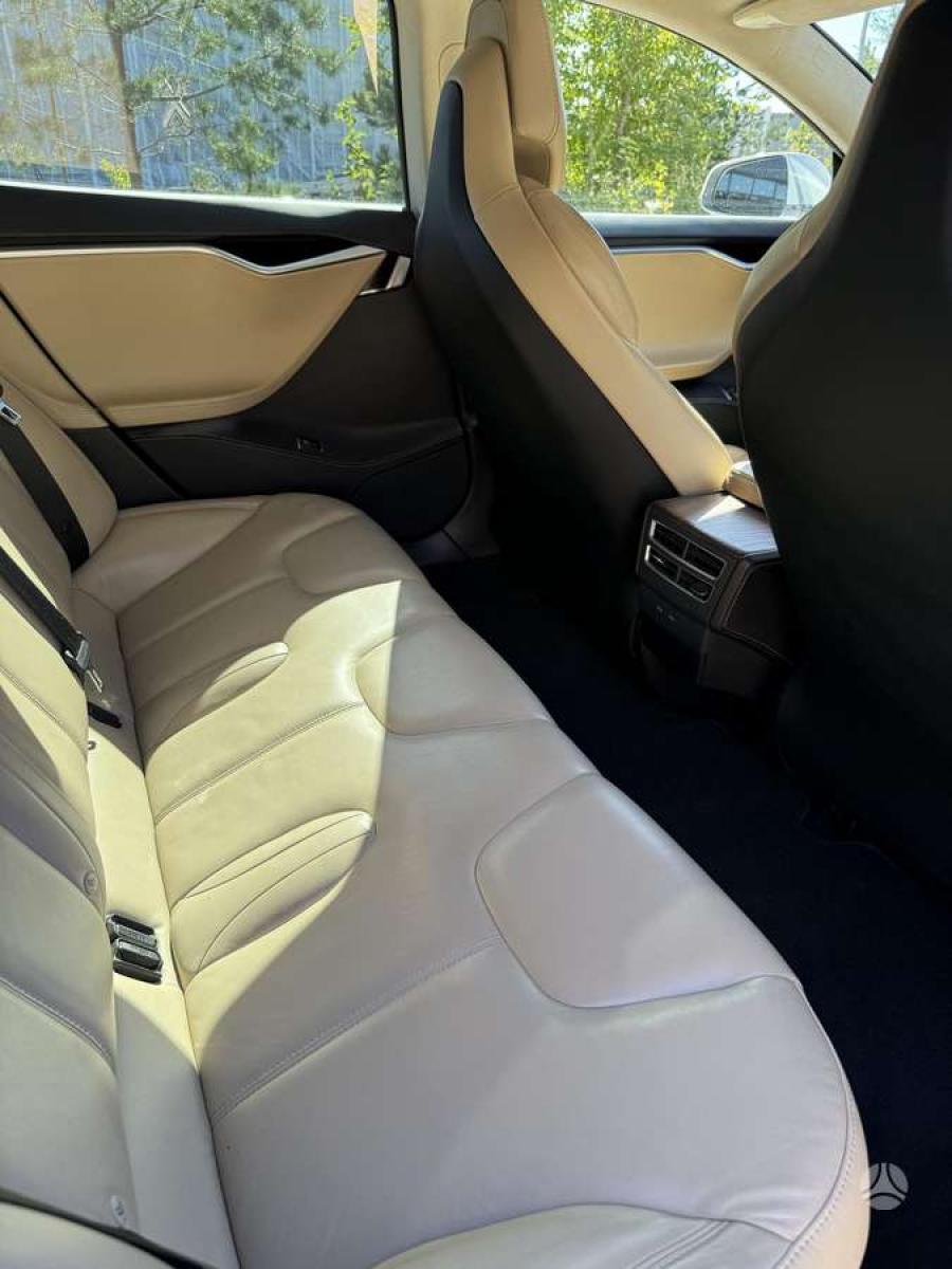 White Tesla Model S 2017 in Klaipeda, with an engine capacity of 0.00 L and mileage of 133 thousand km for 20570 €, photo 31 on AUTOMOTO.COM.LV