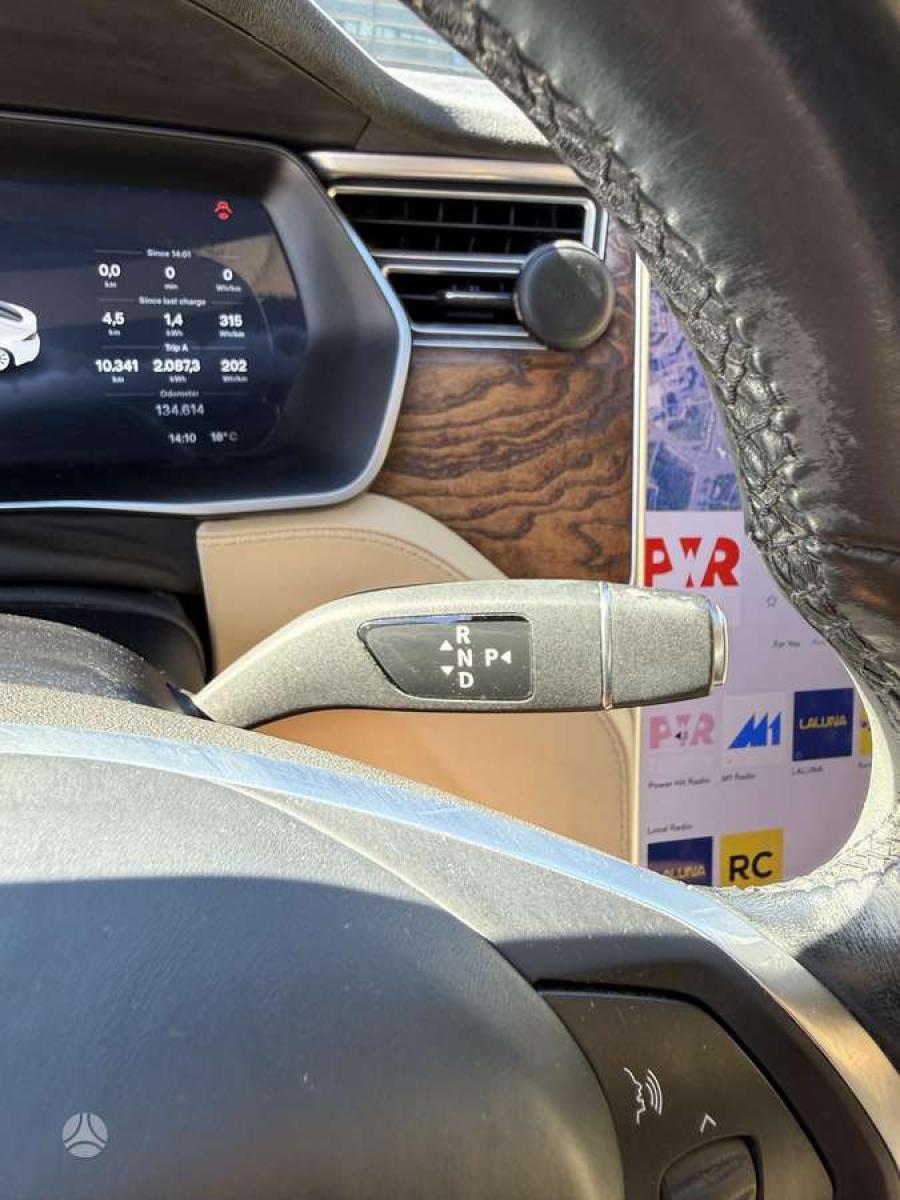 White Tesla Model S 2017 in Klaipeda, with an engine capacity of 0.00 L and mileage of 133 thousand km for 20570 €, photo 32 on AUTOMOTO.COM.LV