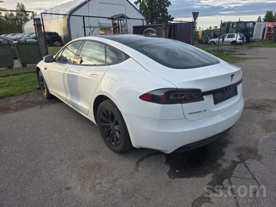 Balts Tesla Model S 2018 Jelgava, ar dzinēja tilpumu 0.00 L un nobraukumu 123 tūkst. km par 11500 €, foto 1 vietnē AUTOMOTO.COM.LV