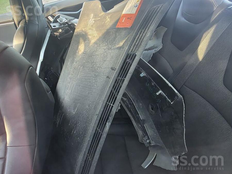 Balts Tesla Model S 2018 Jelgava, ar dzinēja tilpumu 0.00 L un nobraukumu 123 tūkst. km par 11500 €, foto 5 vietnē AUTOMOTO.COM.LV