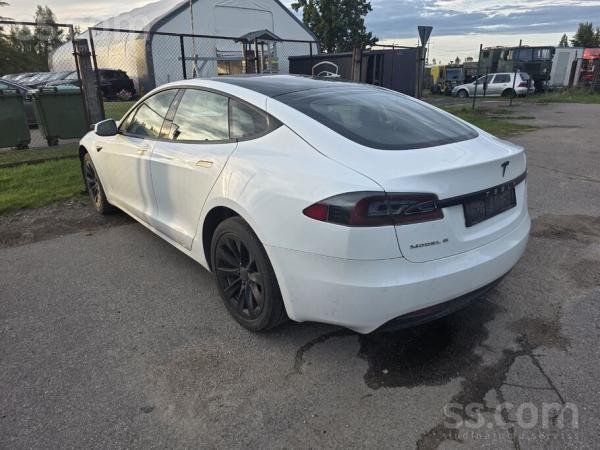 Balts Tesla Model S 2018 Jelgava, ar dzinēja tilpumu 0.00 L un nobraukumu 123 tūkst. km par 11500 €, foto 1 vietnē AUTOMOTO.COM.LV