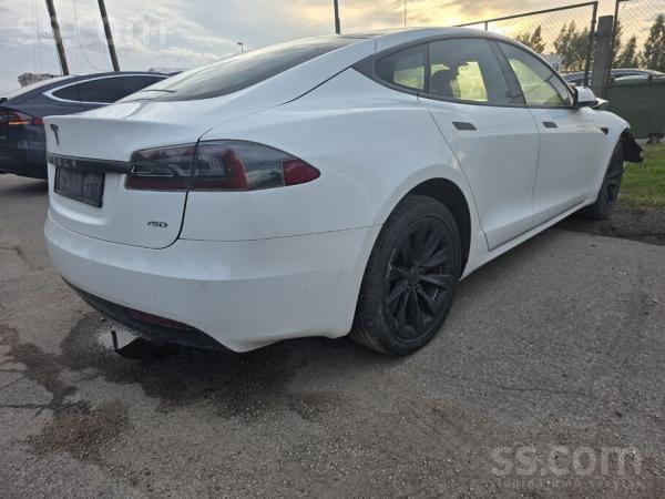 Balts Tesla Model S 2018 Jelgava, ar dzinēja tilpumu 0.00 L un nobraukumu 123 tūkst. km par 11500 €, foto 2 vietnē AUTOMOTO.COM.LV