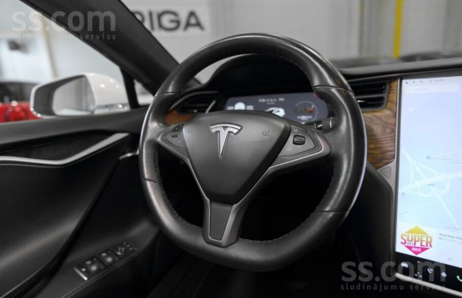 White Tesla Model S 2020 in Riga, with an engine capacity of 0.00 L and mileage of 194 thousand km for 35000 €, photo 14 on AUTOMOTO.COM.LV